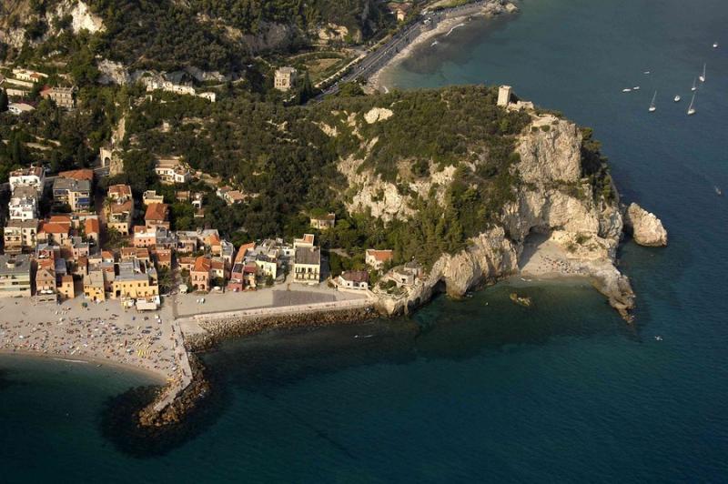 Le spiagge migliori della Liguria - Punta Crena a Varigotti - Simply ...