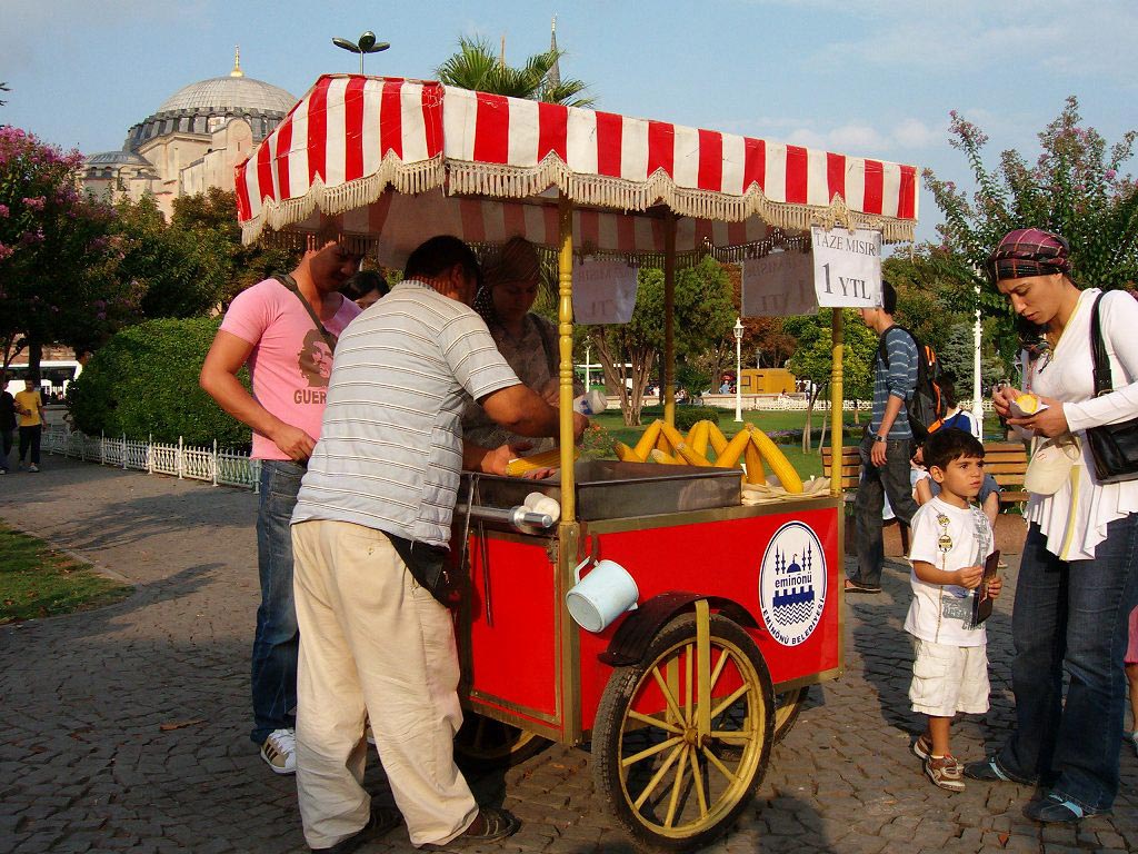I colori della Turchia, dentro e fuori le moschee di Istanbul | Vagabondo